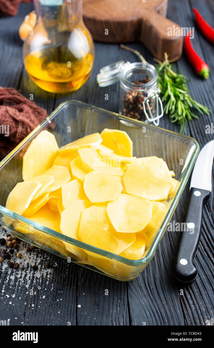 raw potato in glass bowl, potato for baking Stock Photo - Alamy