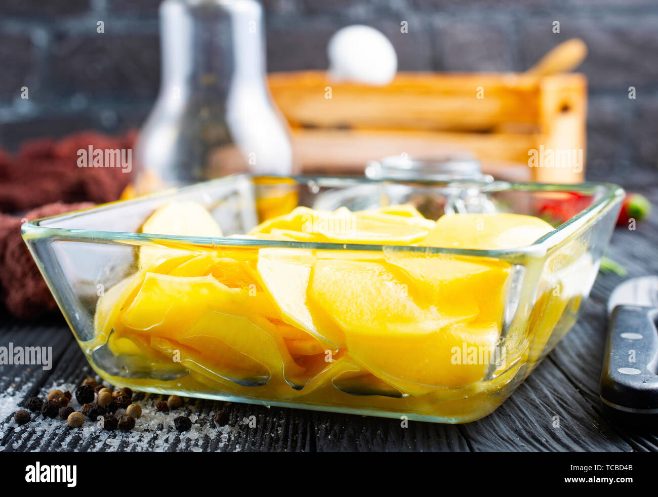 raw potato in glass bowl, potato for baking Stock Photo - Alamy