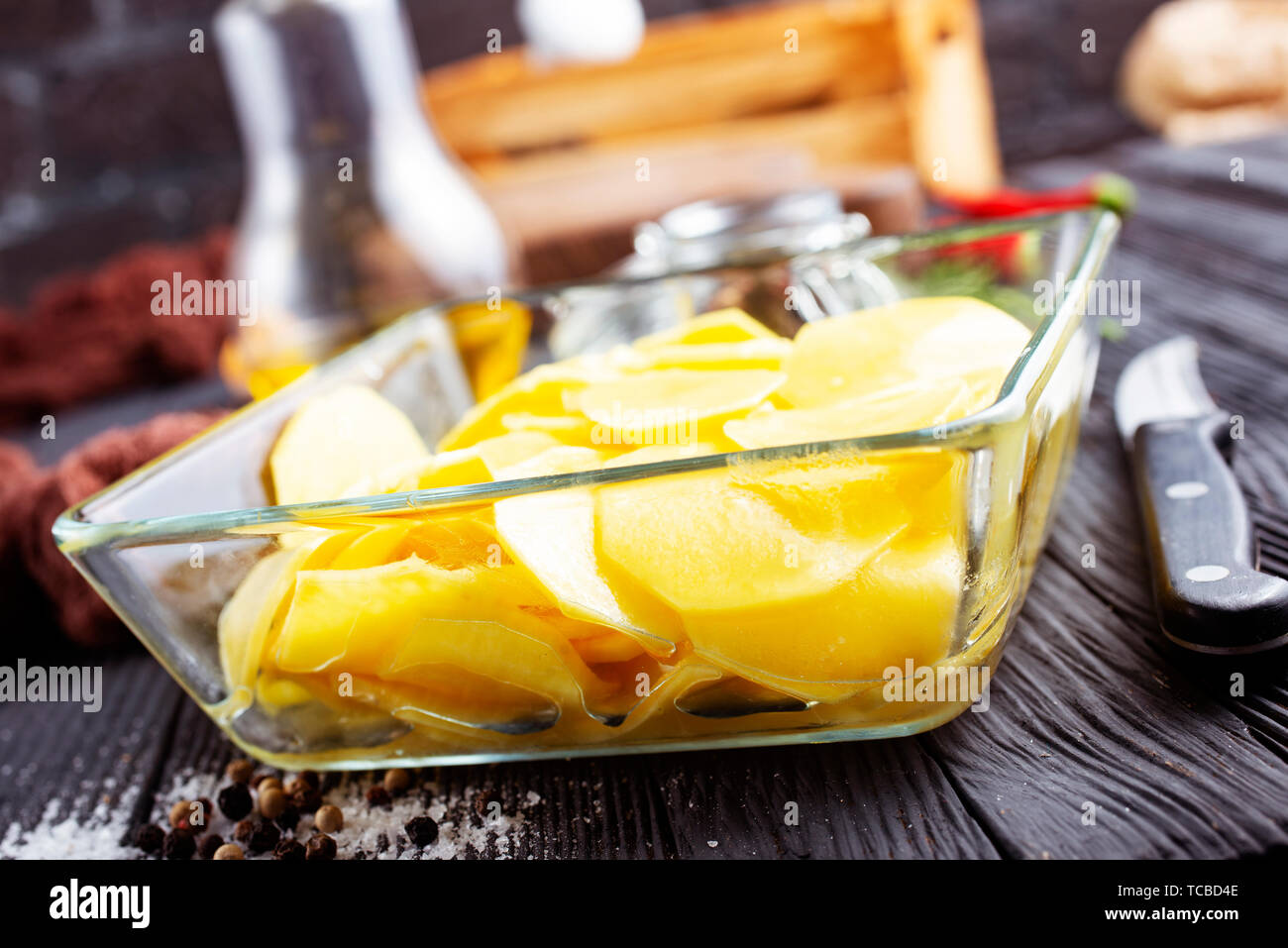 raw potato in glass bowl, potato for baking Stock Photo - Alamy