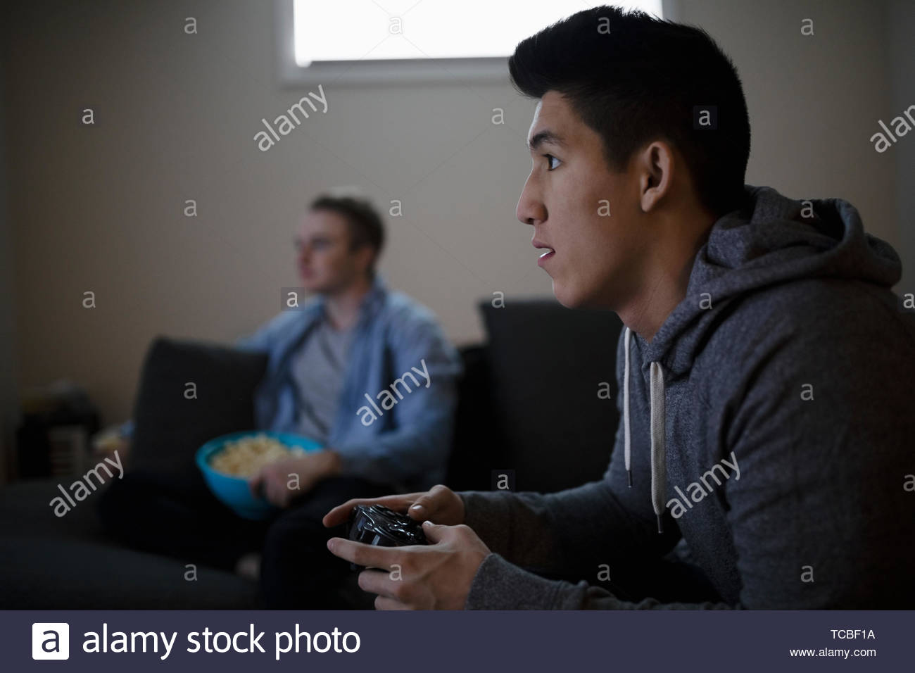 Man playing a video game hi-res stock photography and images - Alamy