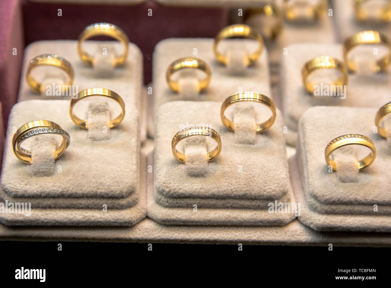 Crystalline Gold Close Up High Resolution Stock Photography and Images ...