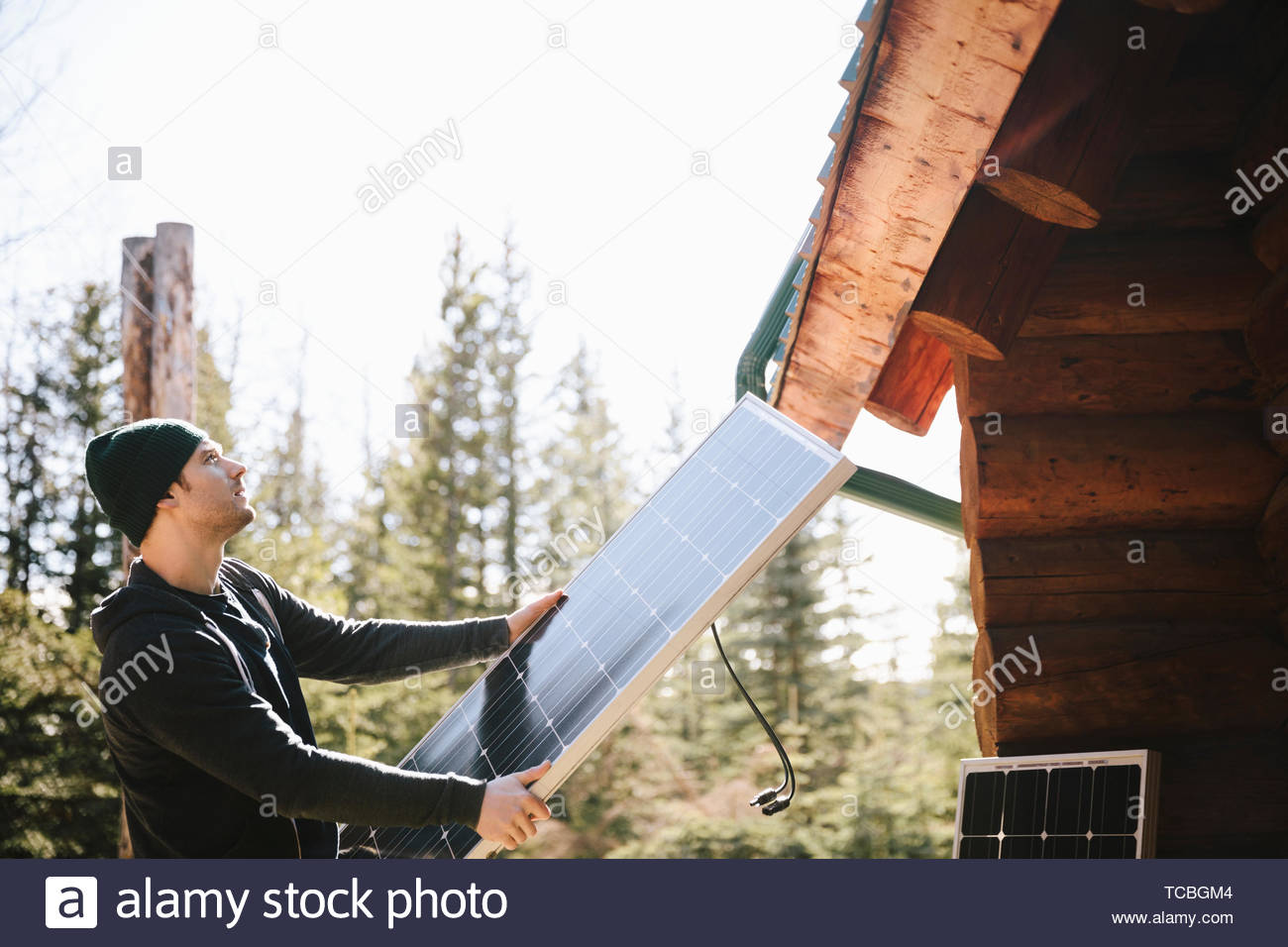 Men installing solar panels hi-res stock photography and images - Alamy