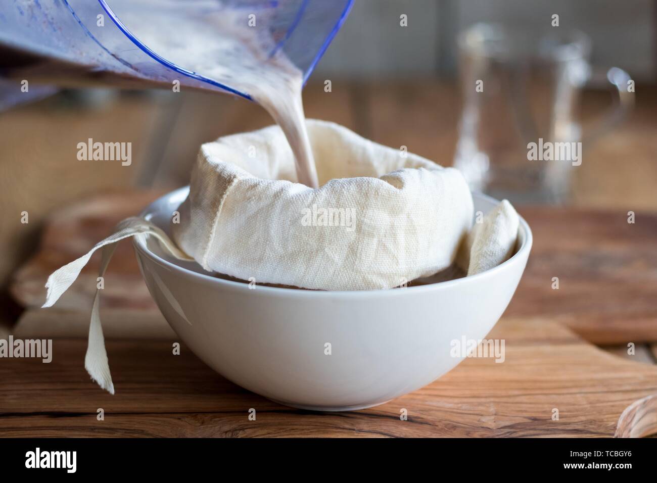 Straining food hi-res stock photography and images - Alamy