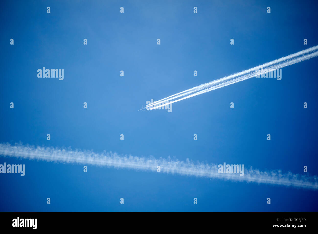 Crossing plane trails hi-res stock photography and images - Alamy