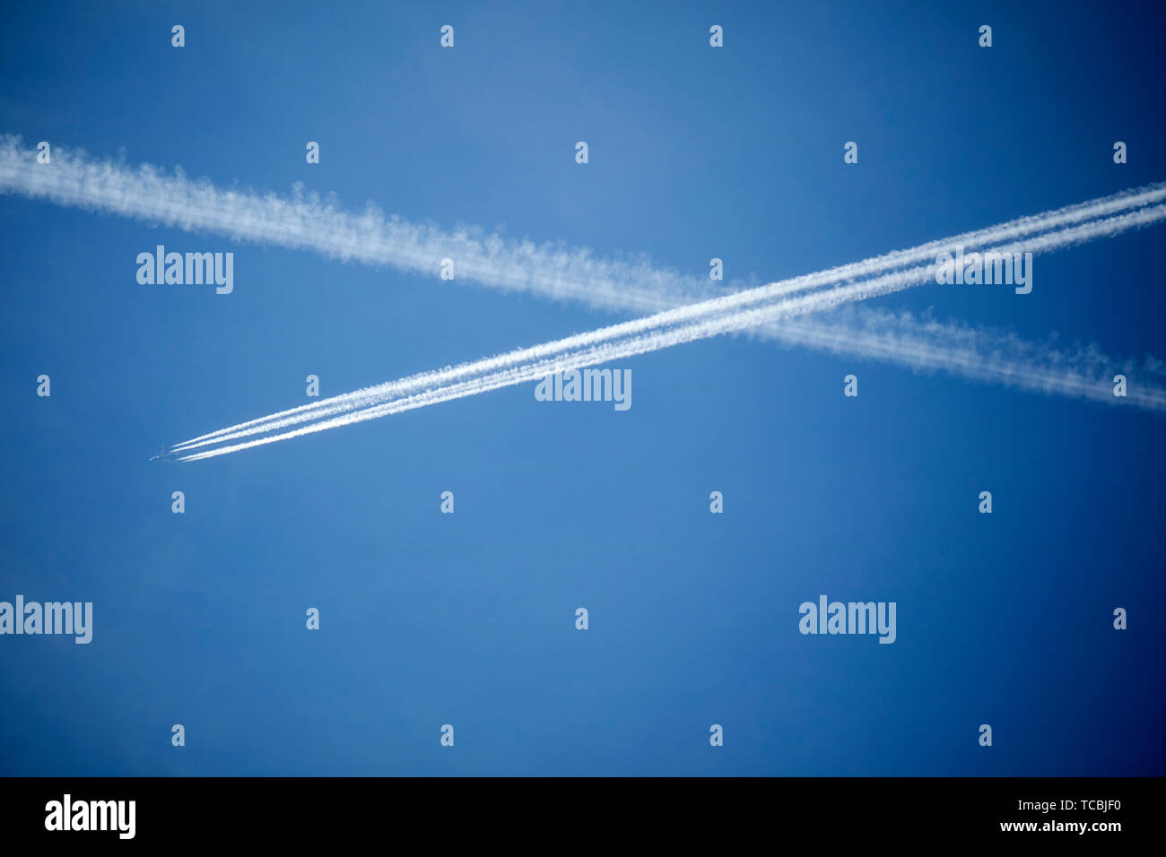 Contrail contrails vapour trails hi-res stock photography and images ...