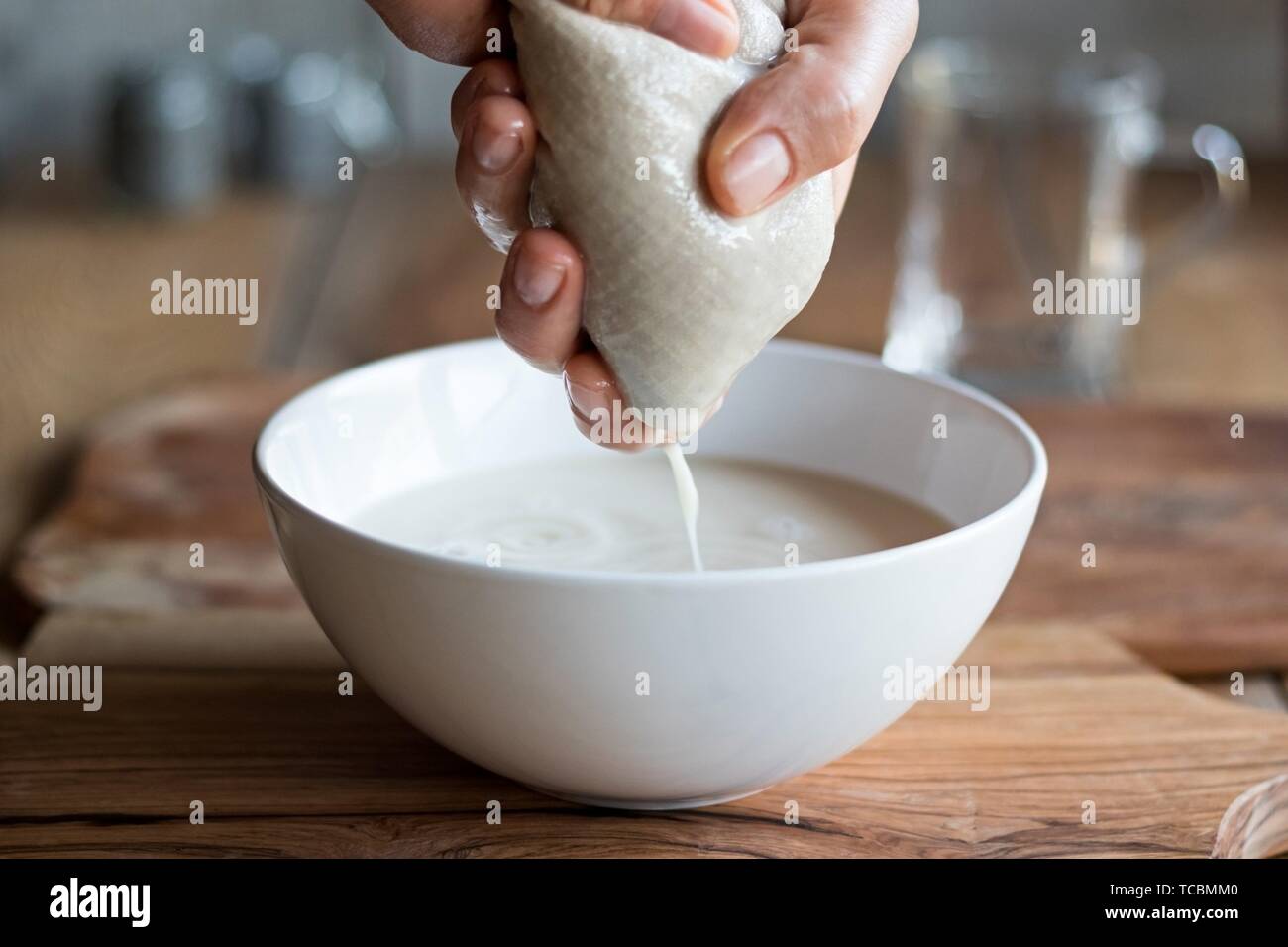 Straining food hi-res stock photography and images - Alamy