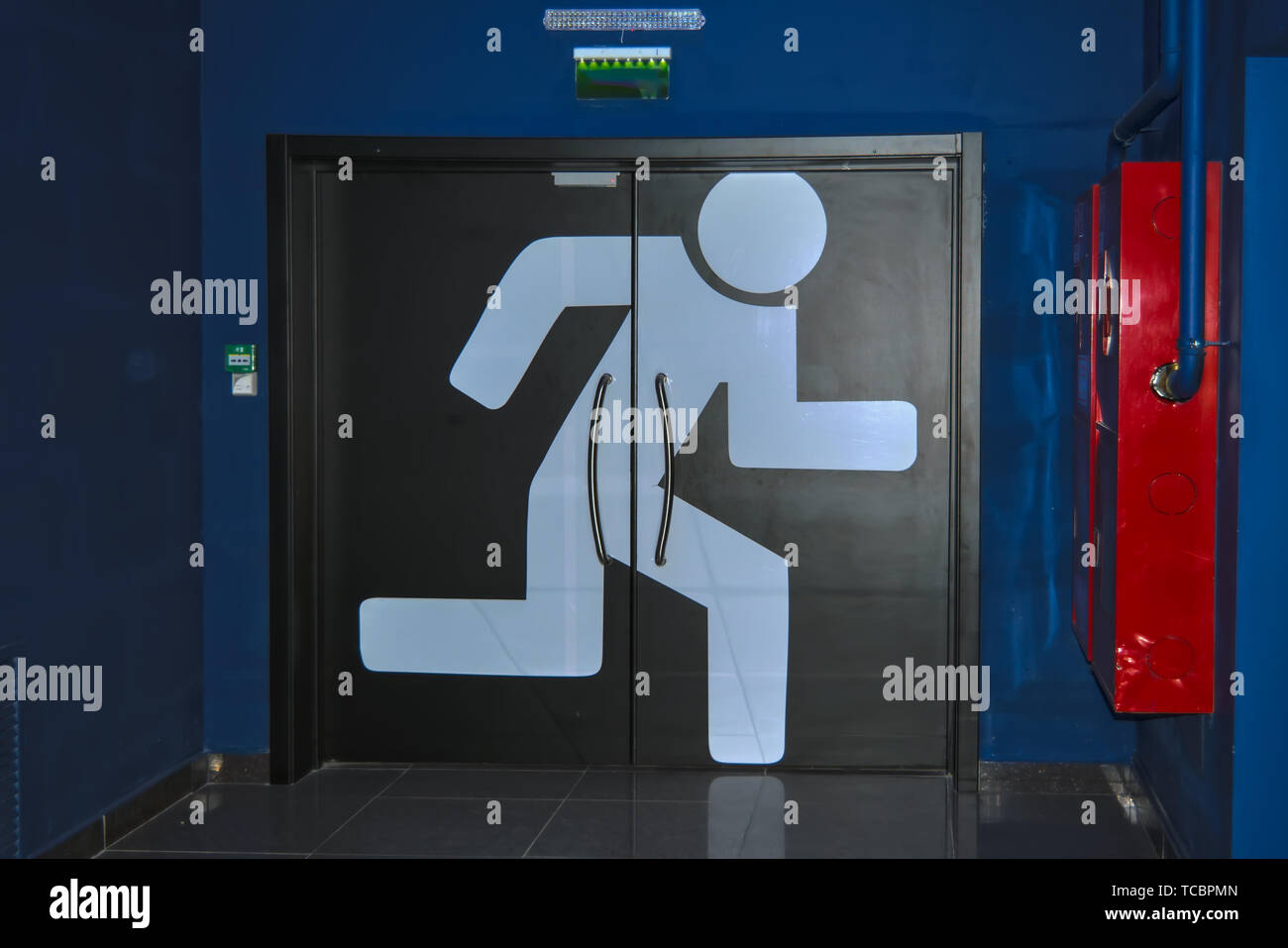 Running man emergency exit sign hi-res stock photography and images - Alamy