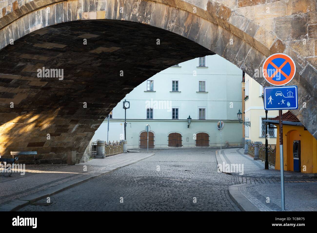 Under brick wall bridge hi-res stock photography and images - Alamy