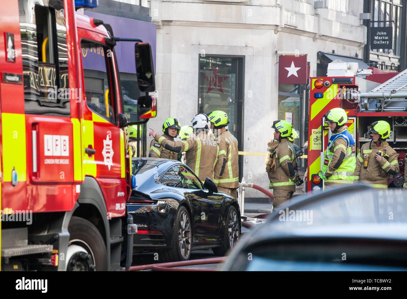 Firefighter emergency fire shelter hi-res stock photography and images ...