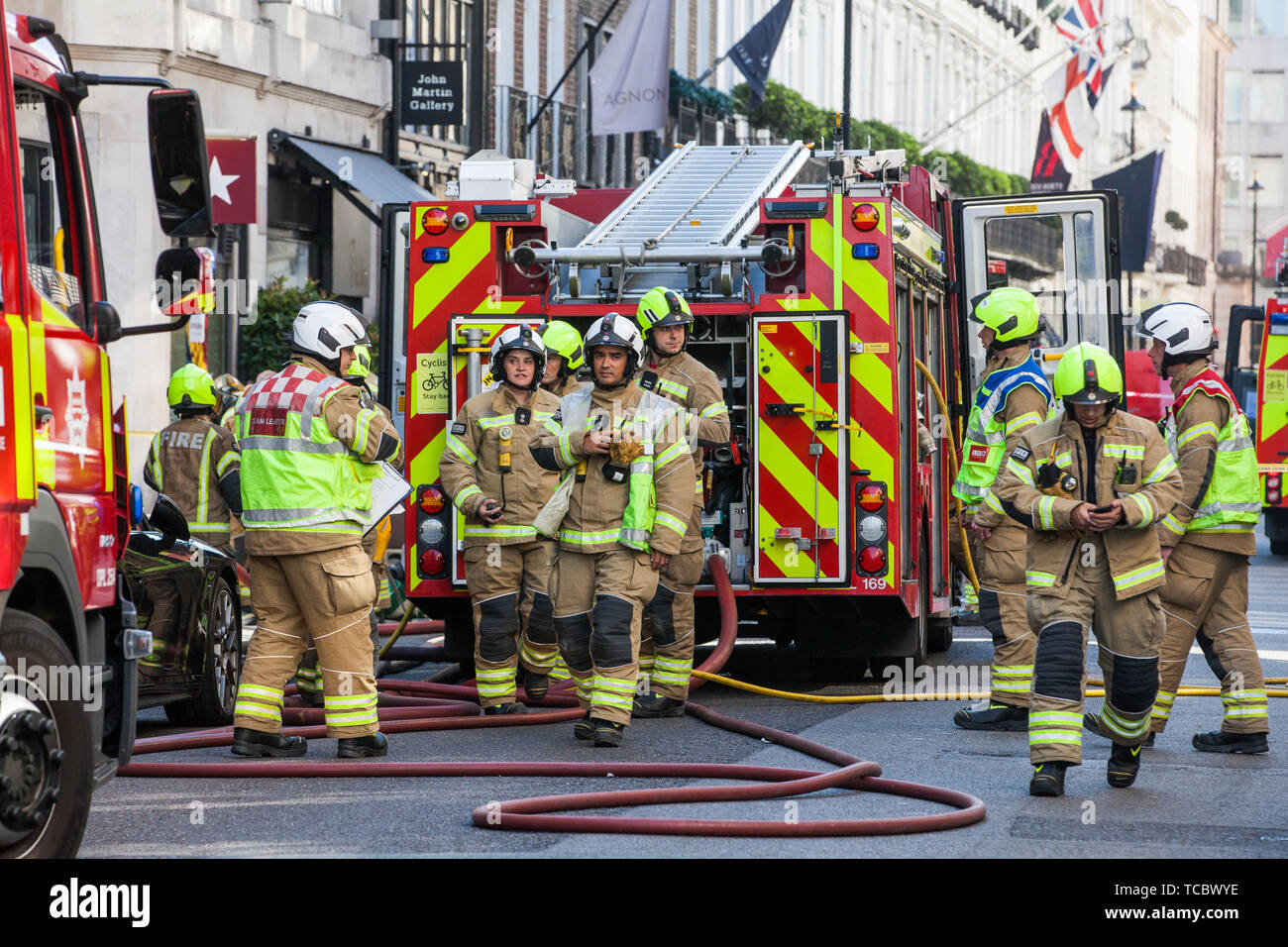 Firefighter emergency fire shelter hi-res stock photography and images ...