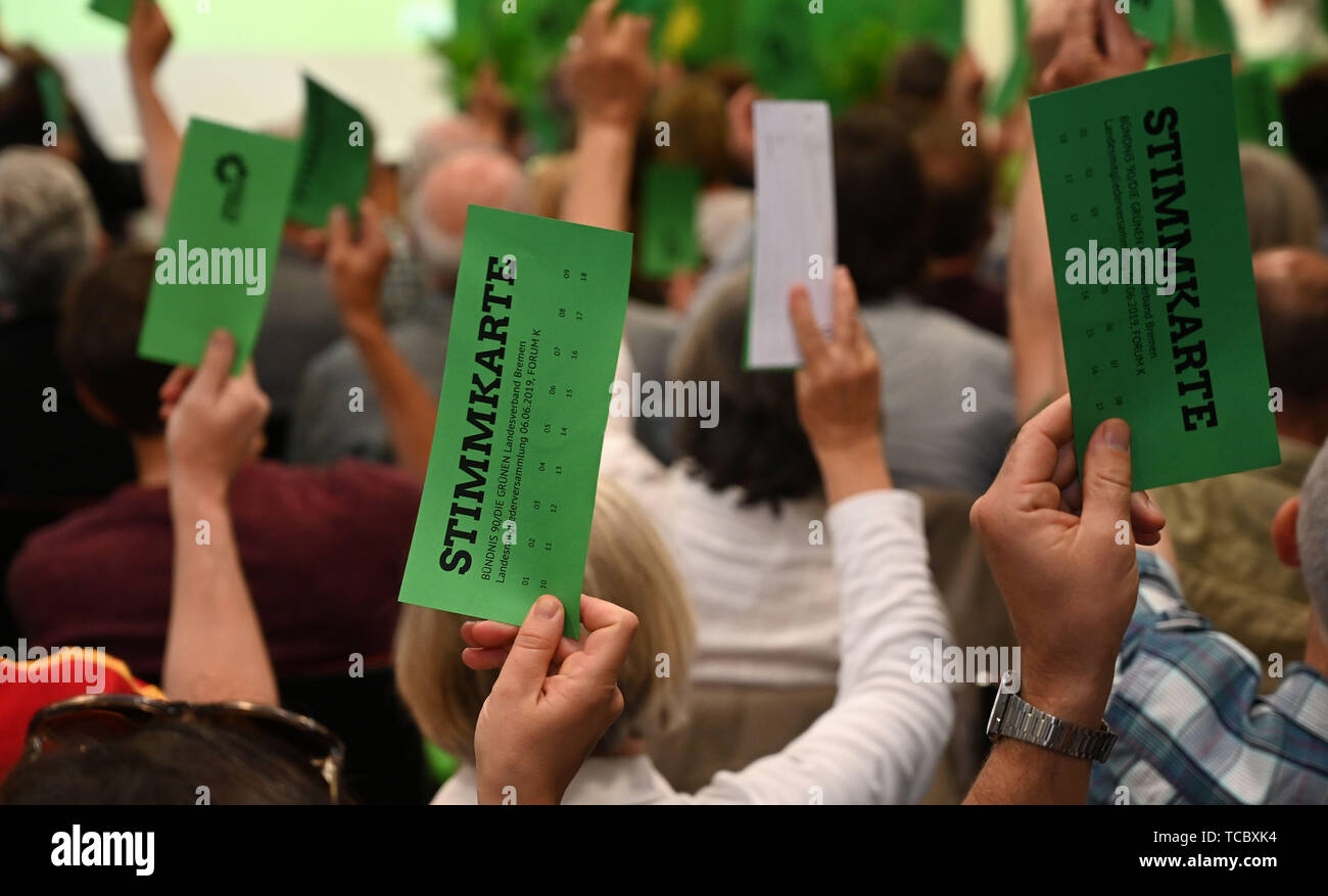 Voting papers hi-res stock photography and images - Alamy