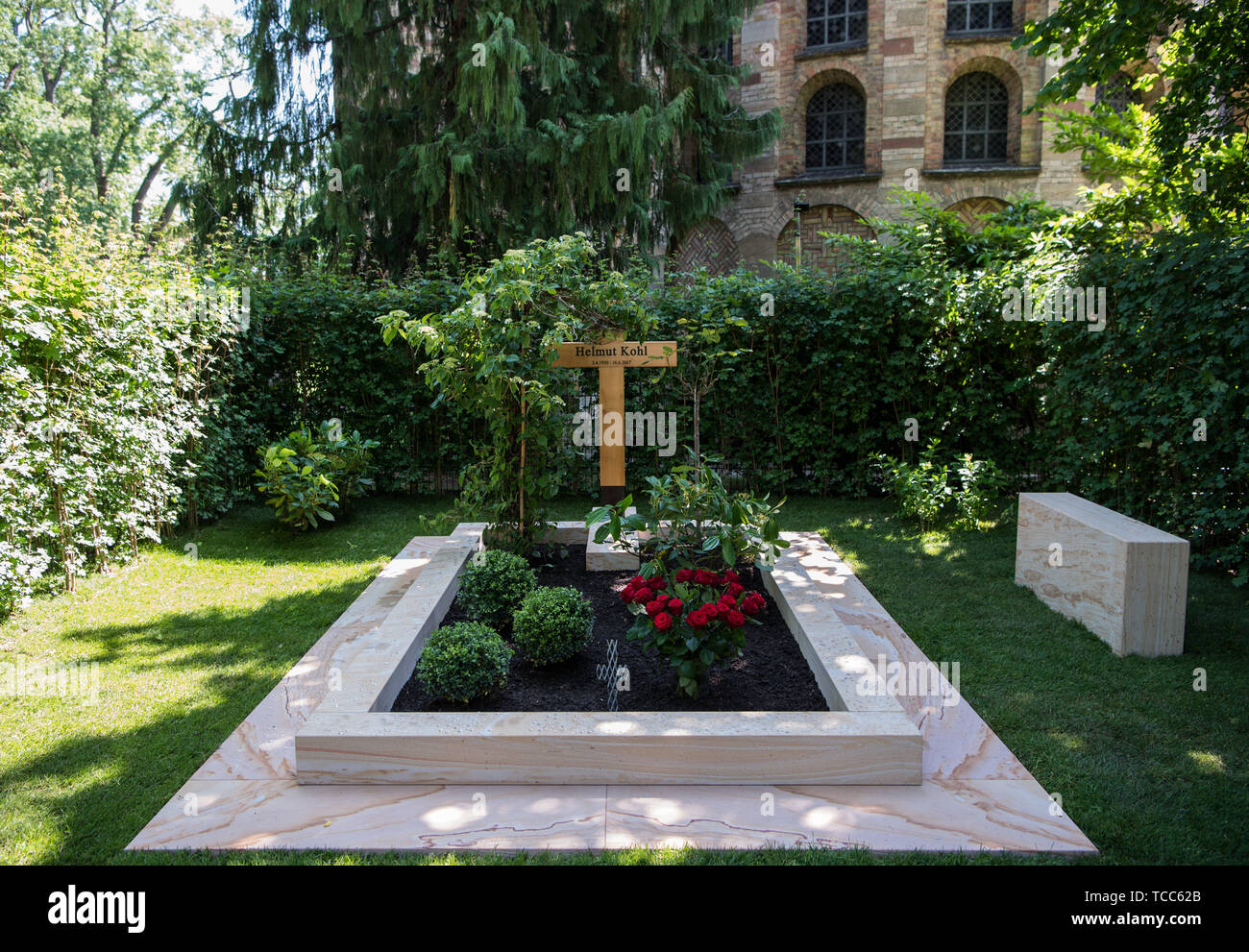 07 June 2019, Rhineland-Palatinate, Speyer: The newly designed grave of ...