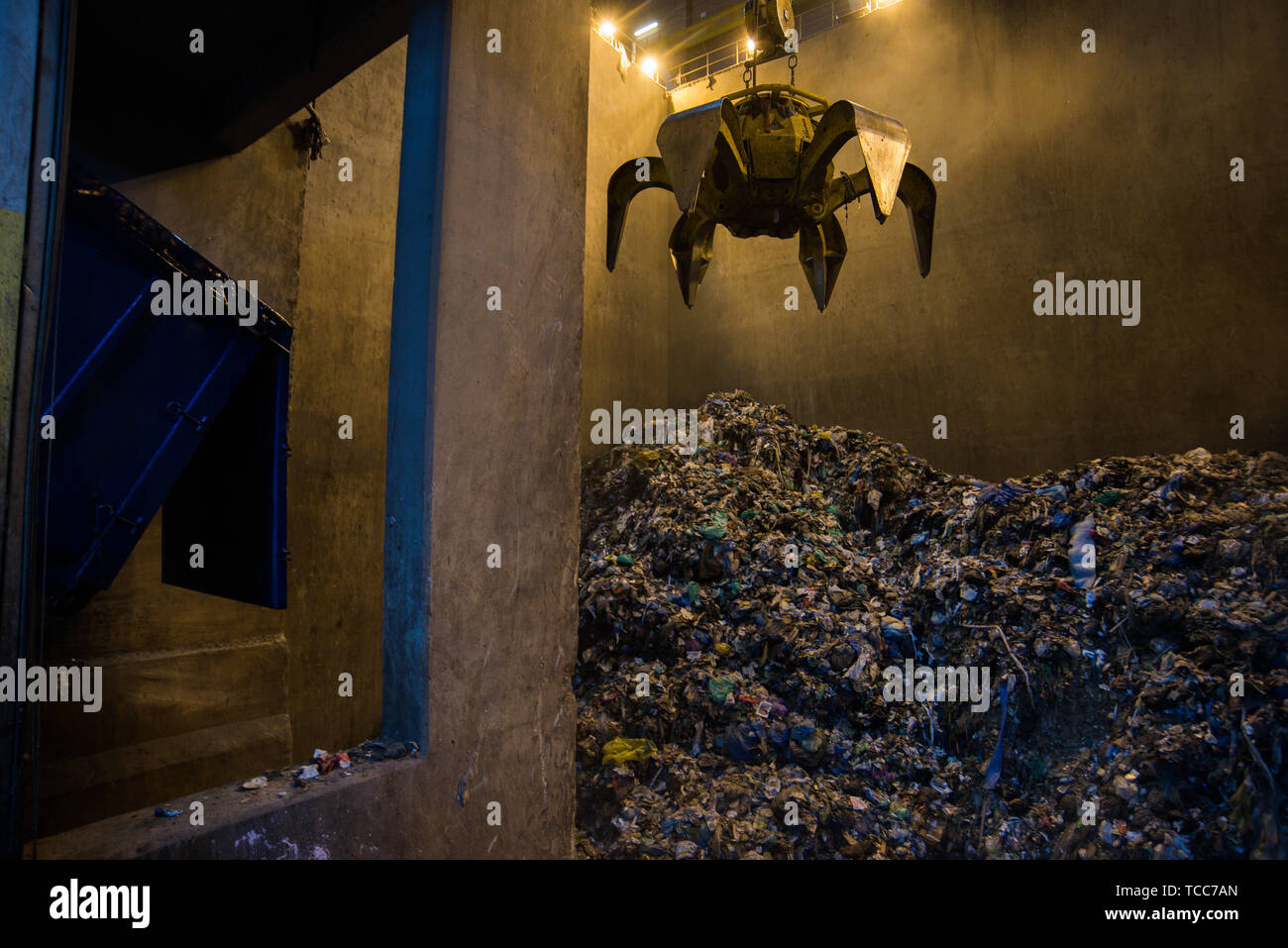 Waste incinerator metal claw hi-res stock photography and images - Alamy