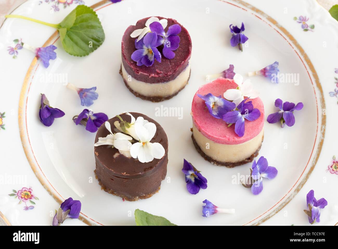 Sweet violet edible hi-res stock photography and images - Alamy