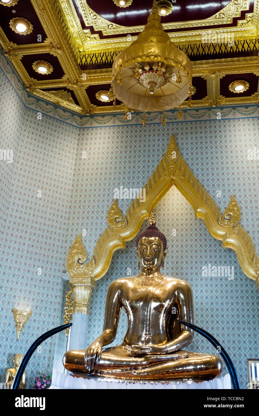Solid gold golden buddha hi-res stock photography and images - Alamy