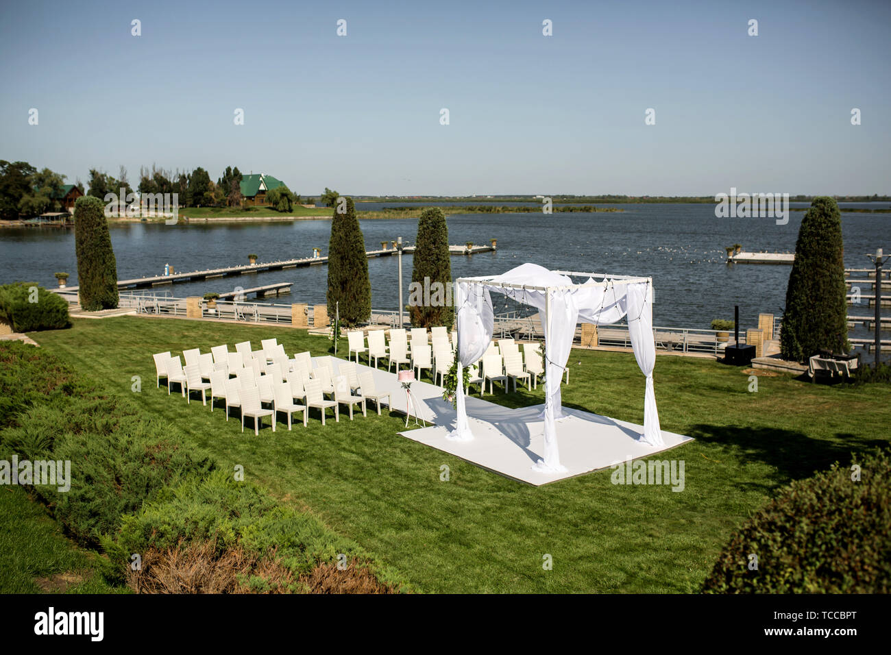 Beautiful outgoing wedding set up. Jewish Hupa on romantic wedding ...