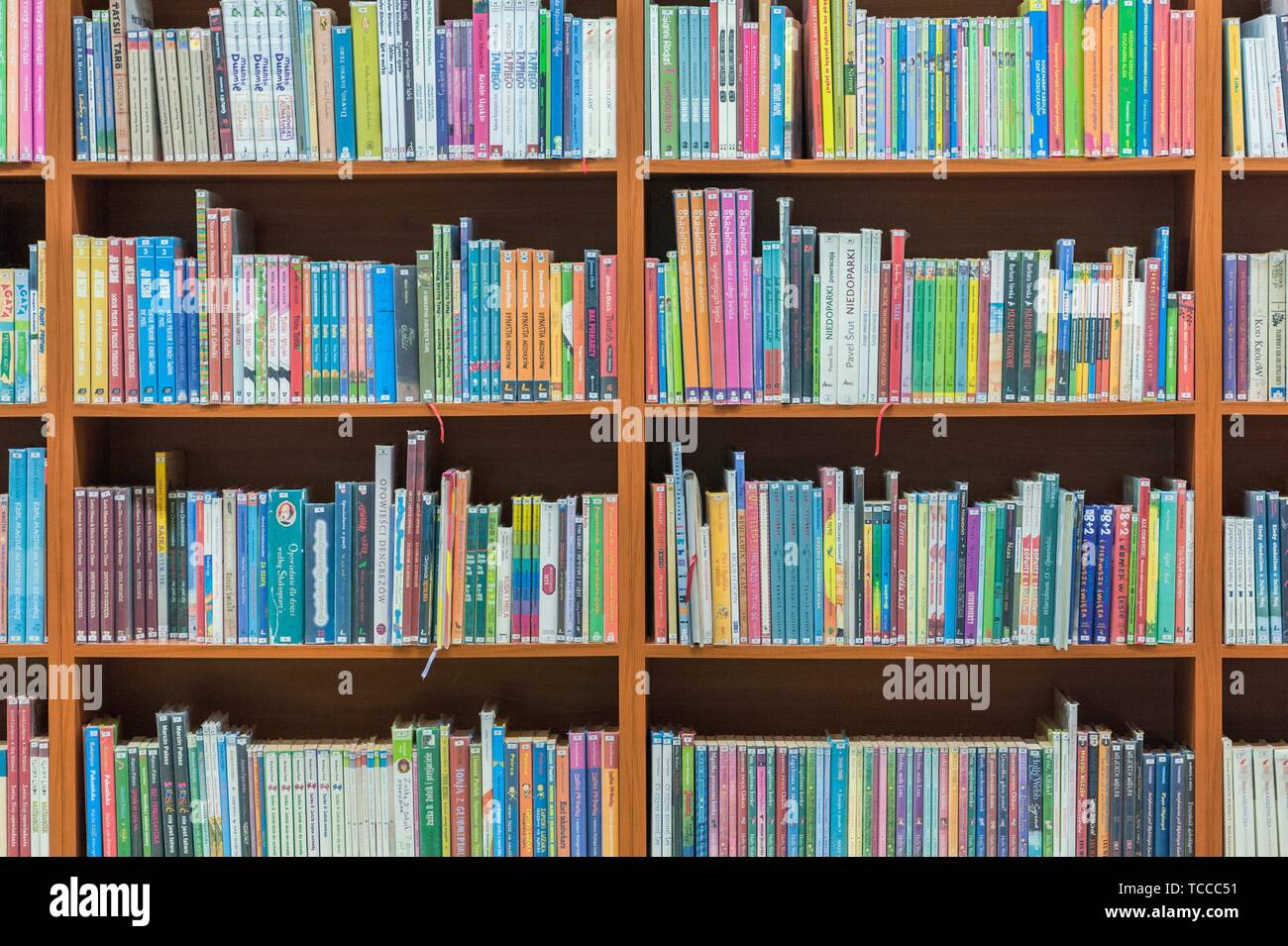 Library bookshelf hi-res stock photography and images - Alamy
