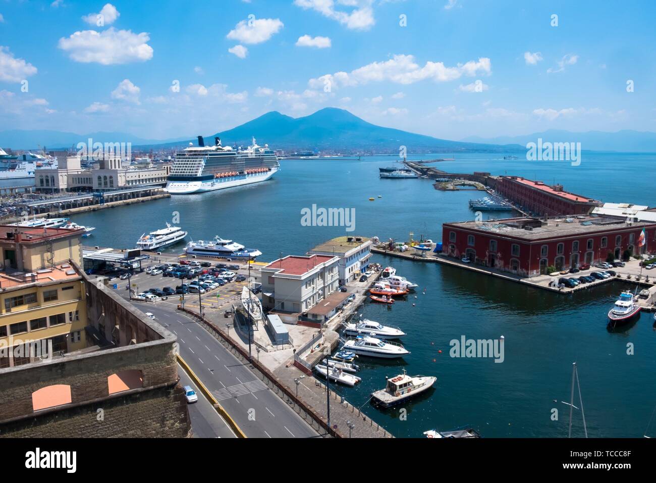 Scenic view of mount vesuvius at the gulf of naples hi-res stock ...