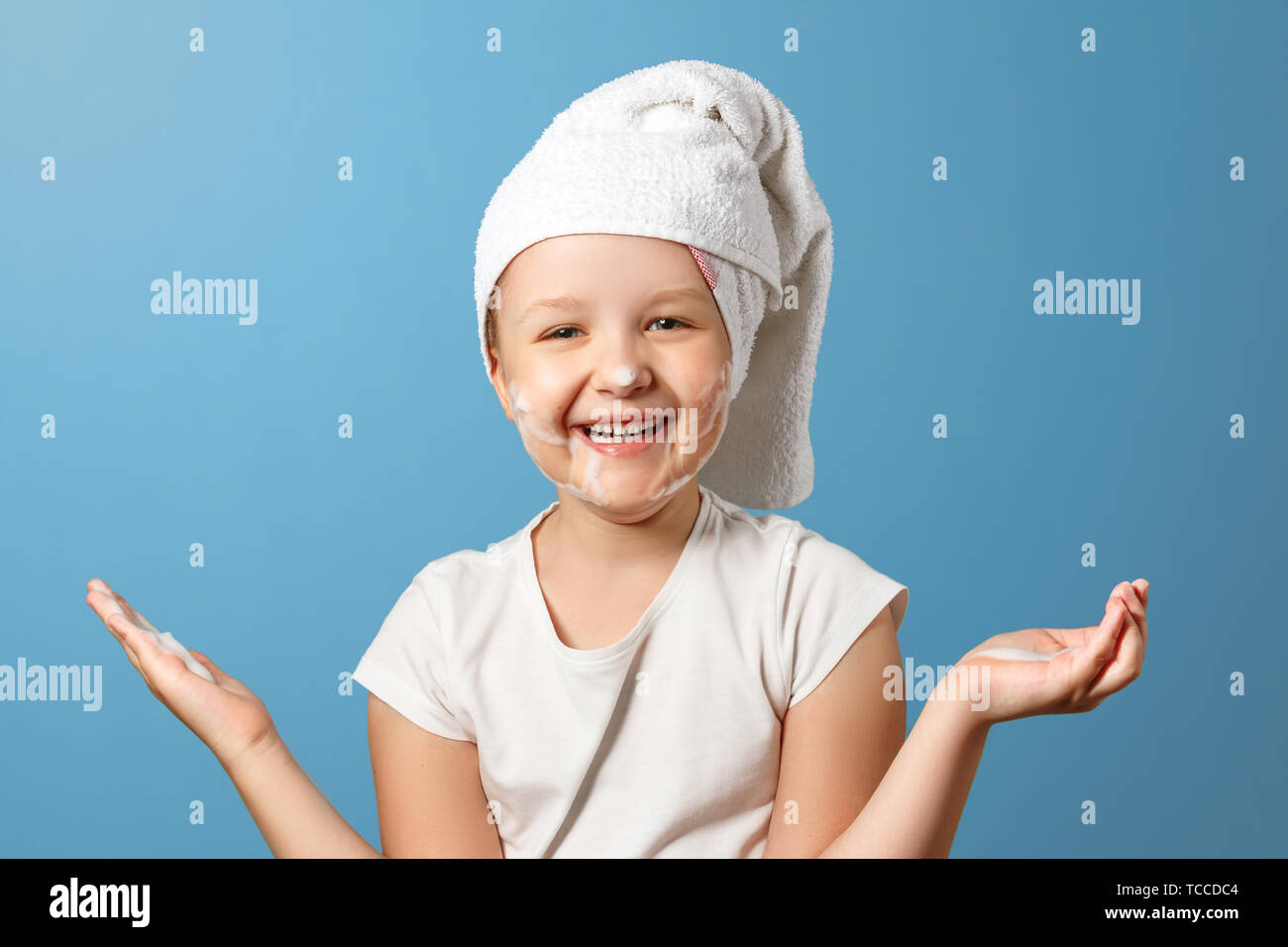 Girl face wash hi-res stock photography and images - Alamy