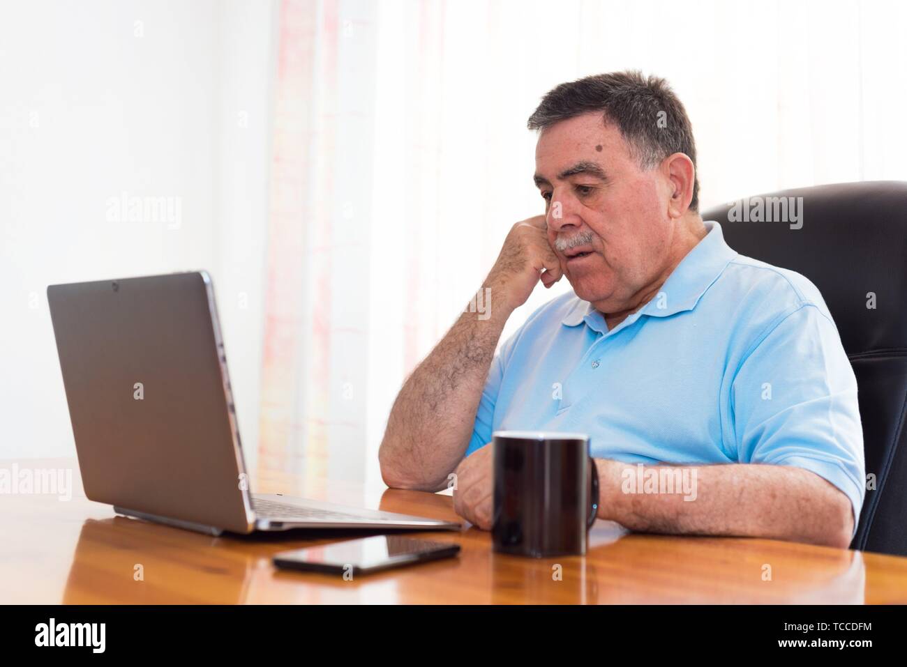 Old man confused computer hi-res stock photography and images - Alamy