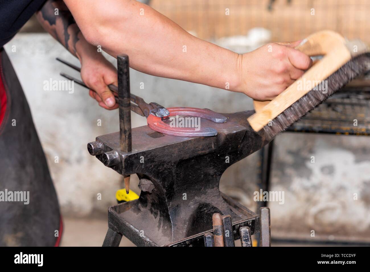 Blacksmith and anvil hi-res stock photography and images - Alamy