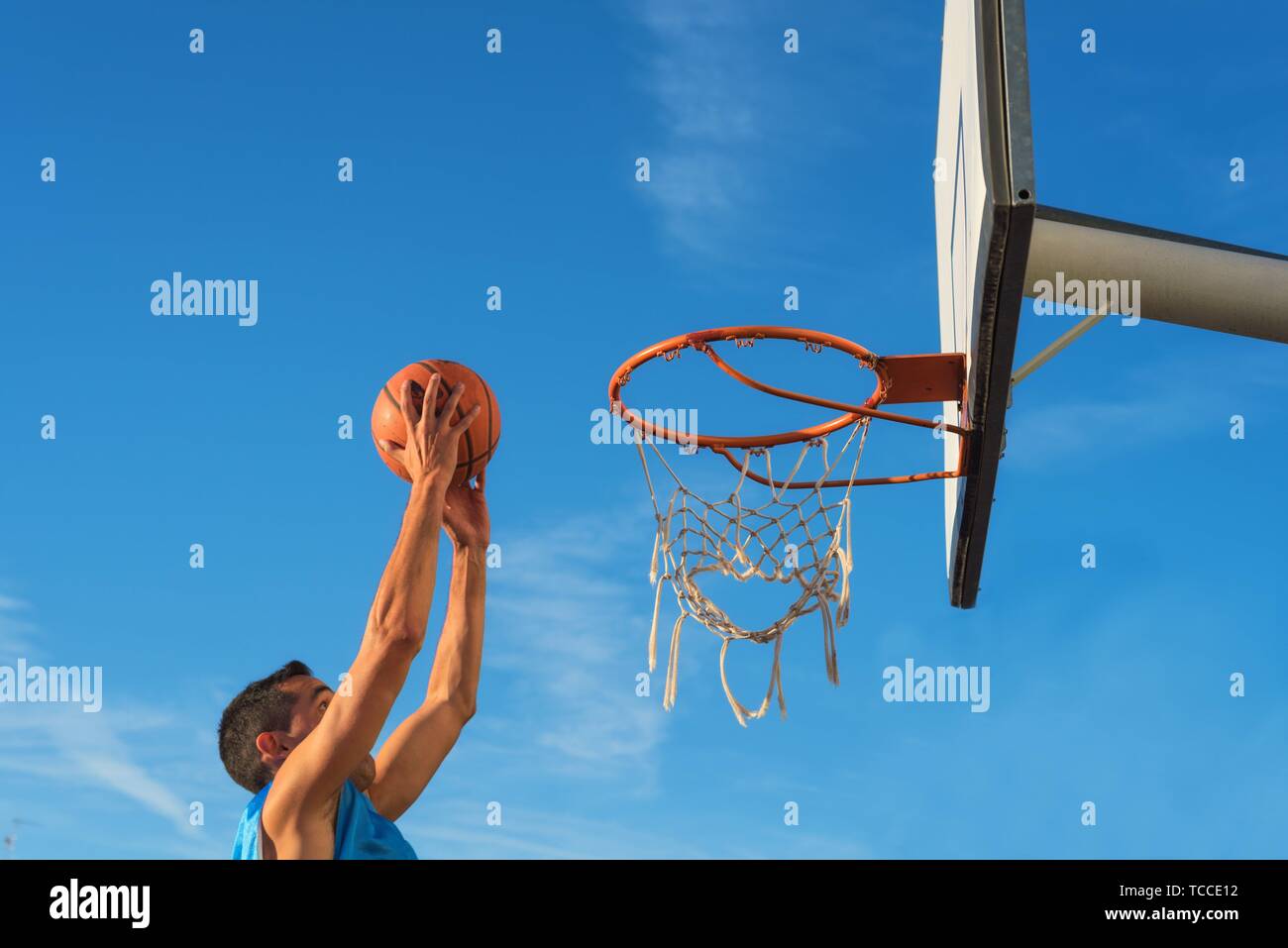 Slam dunk basketball man hi-res stock photography and images - Alamy