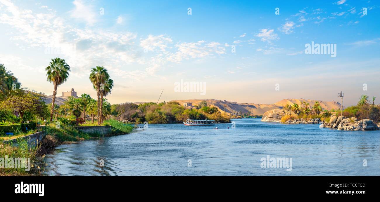 Nile river desert landscape hi-res stock photography and images - Alamy