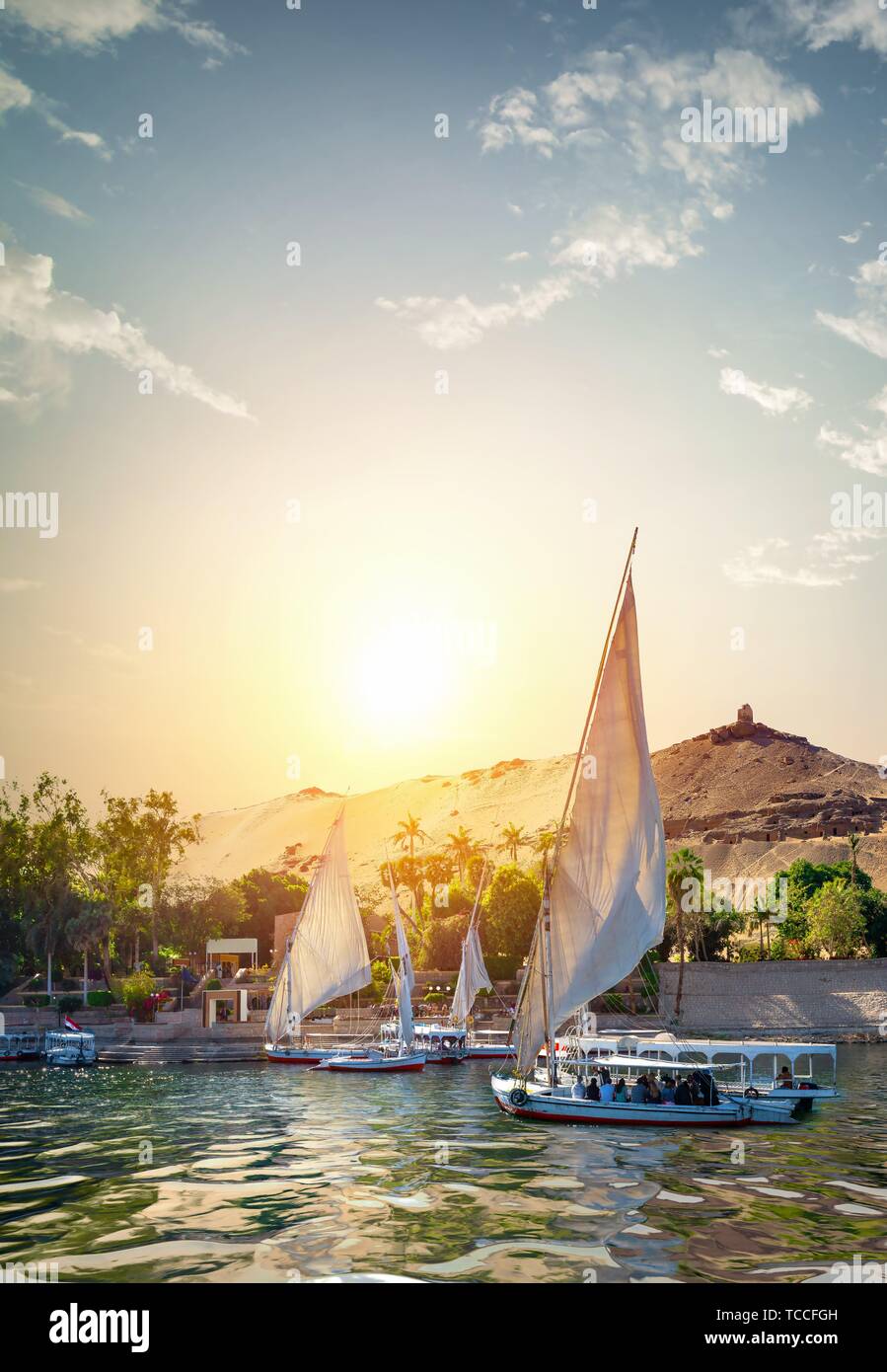 Ancient egyptian nile river boats hi-res stock photography and images ...