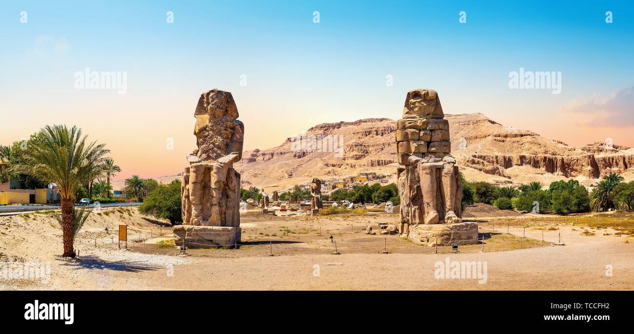 Statue of memnon luxor hi-res stock photography and images - Alamy