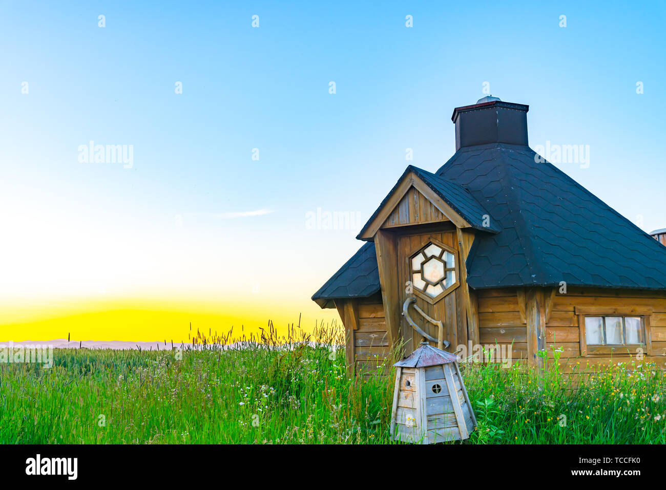 Grass hut children hi-res stock photography and images - Alamy