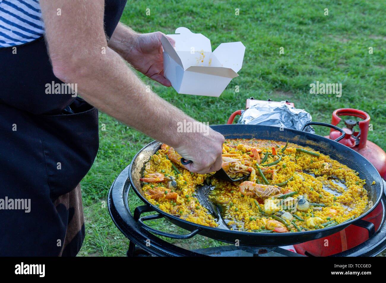 Large paella pan hi-res stock photography and images - Alamy