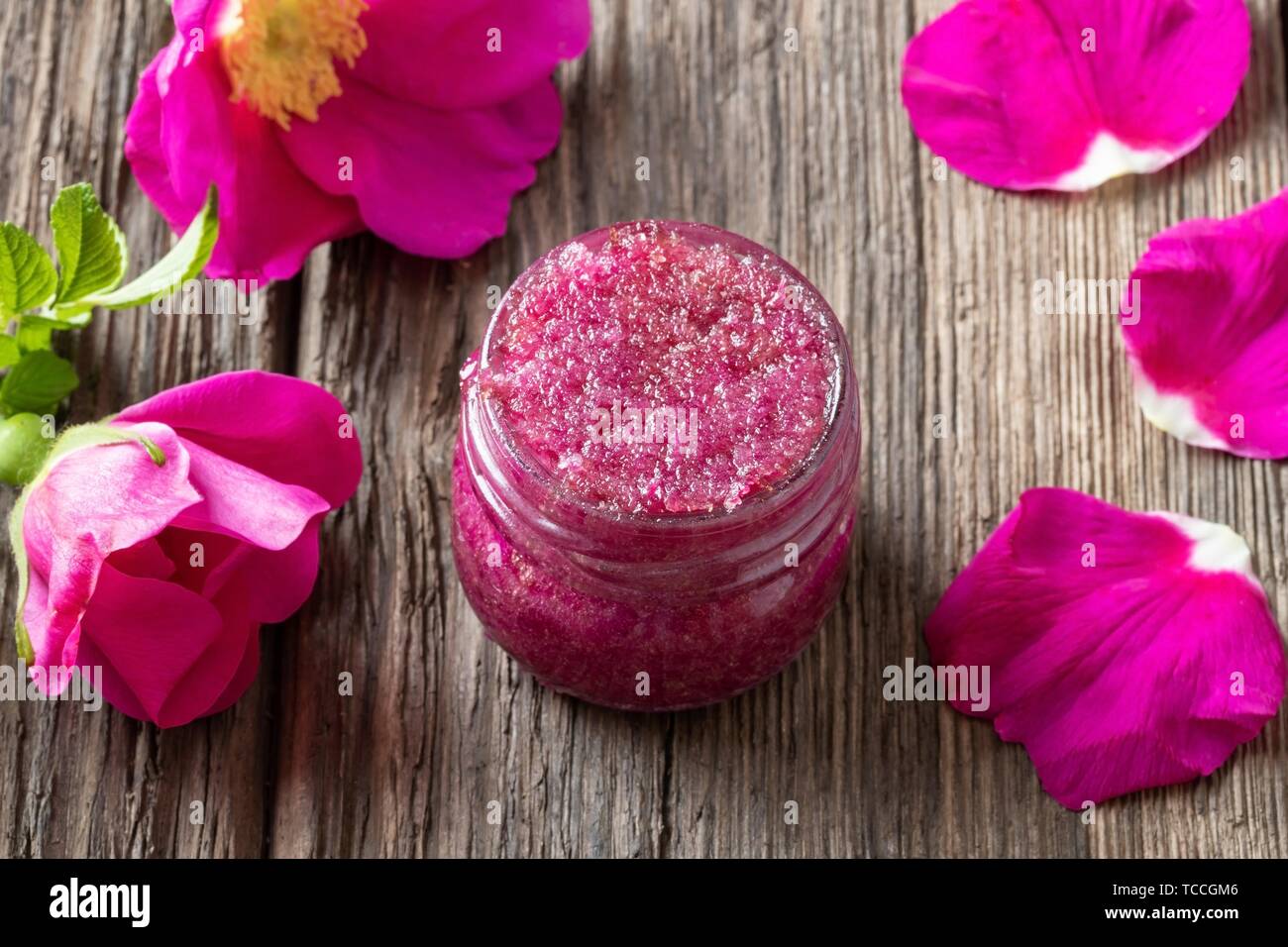 Crushed rose petals hi-res stock photography and images - Alamy