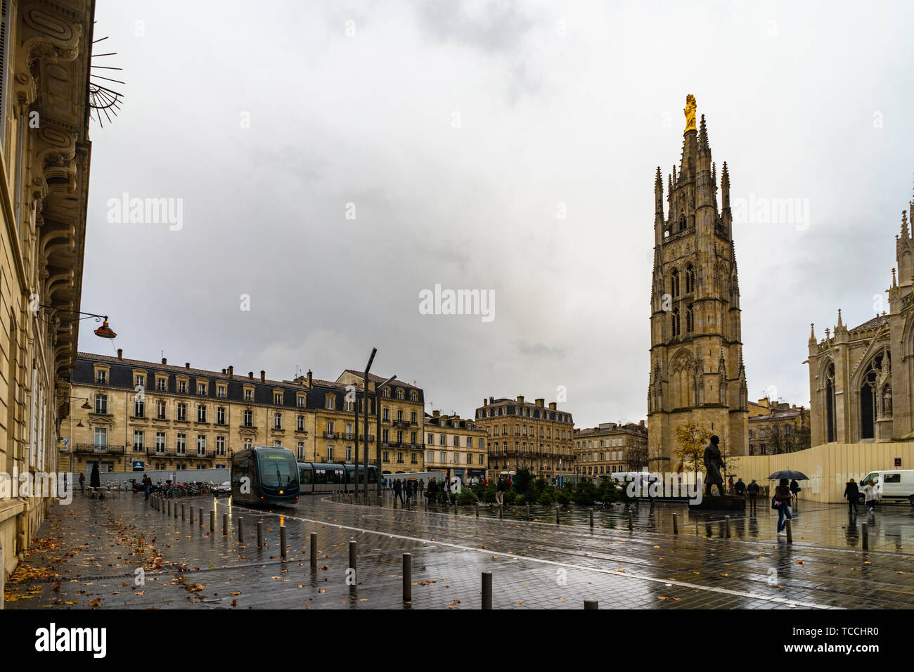 Cathedrale Saint Andre and Pey Berland Tower in Bordeaux, France Stock ...