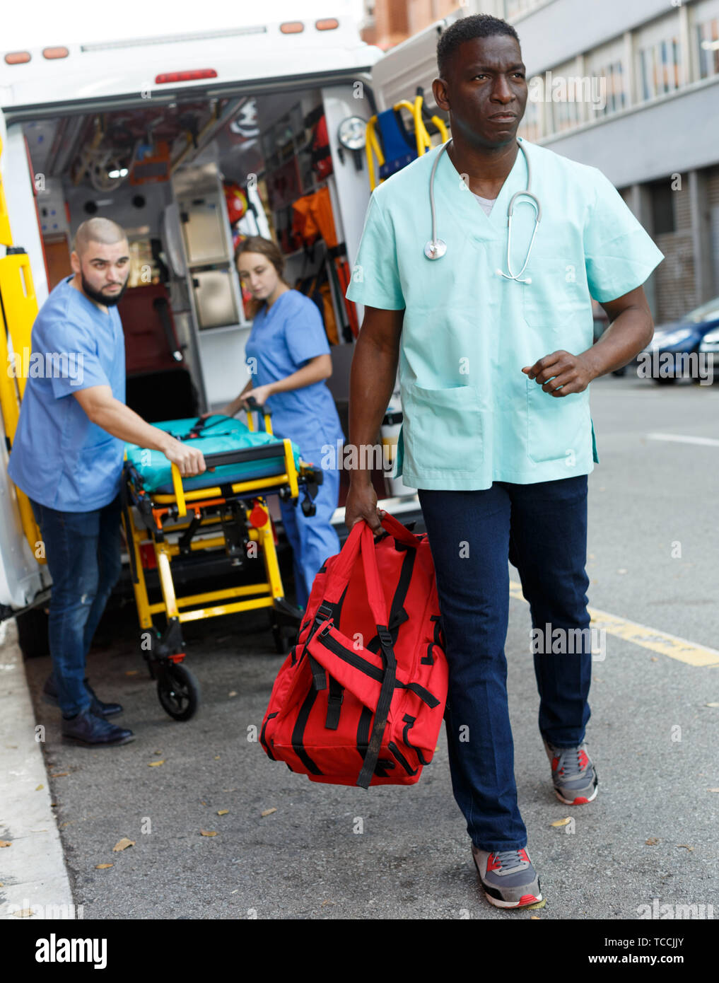 Ambulance crew portrait hi-res stock photography and images - Alamy