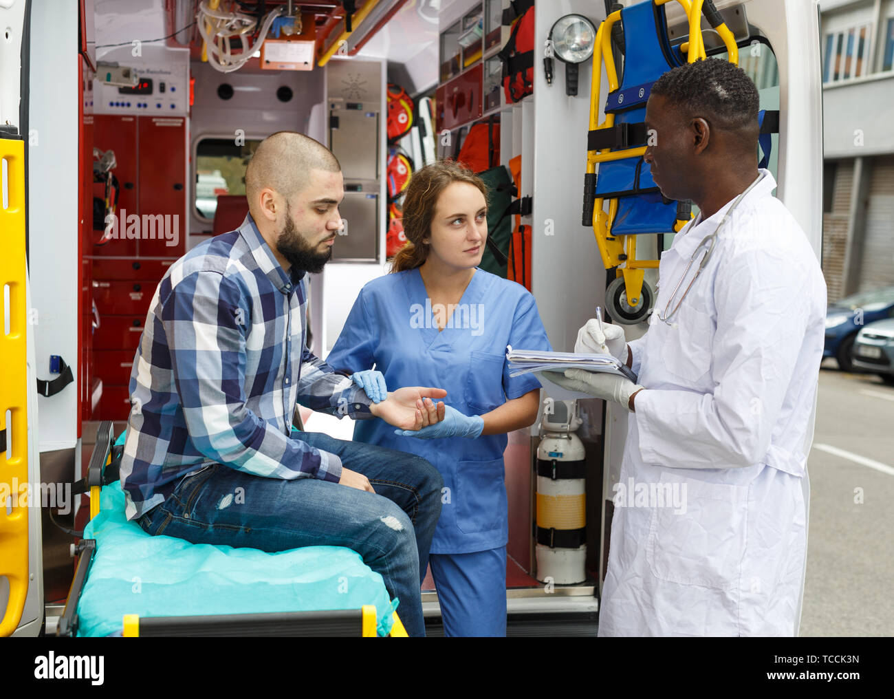 Paramedic man running medical kit hi-res stock photography and images ...