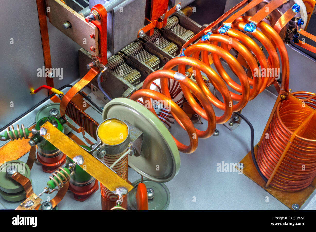 Vacuum tubes shortwave power amplifier - inside view Stock Photo - Alamy