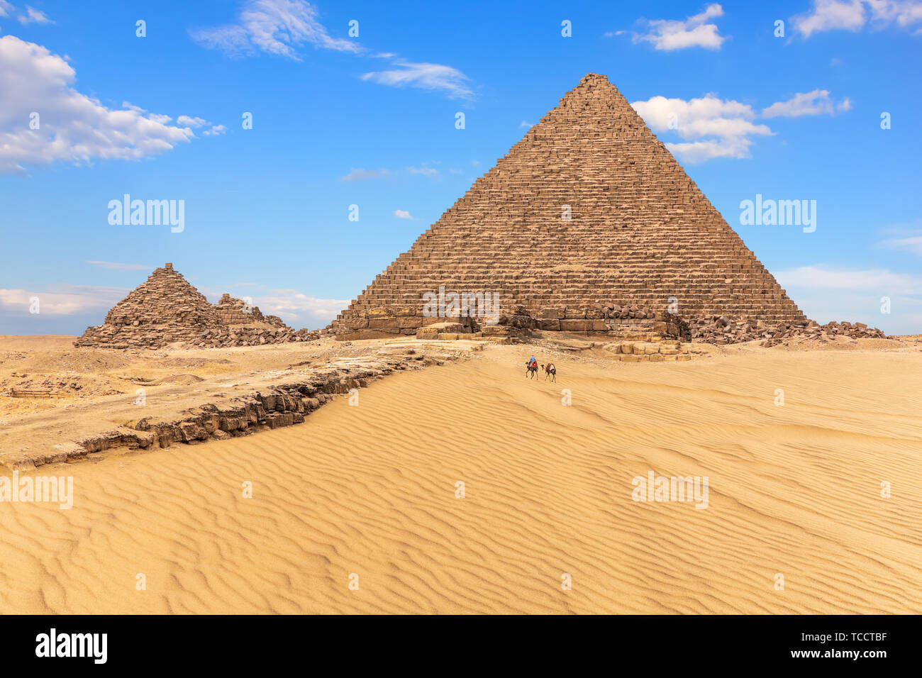 The Pyramid of Menkaure and the Pyramids of the Queens, sunny day view ...