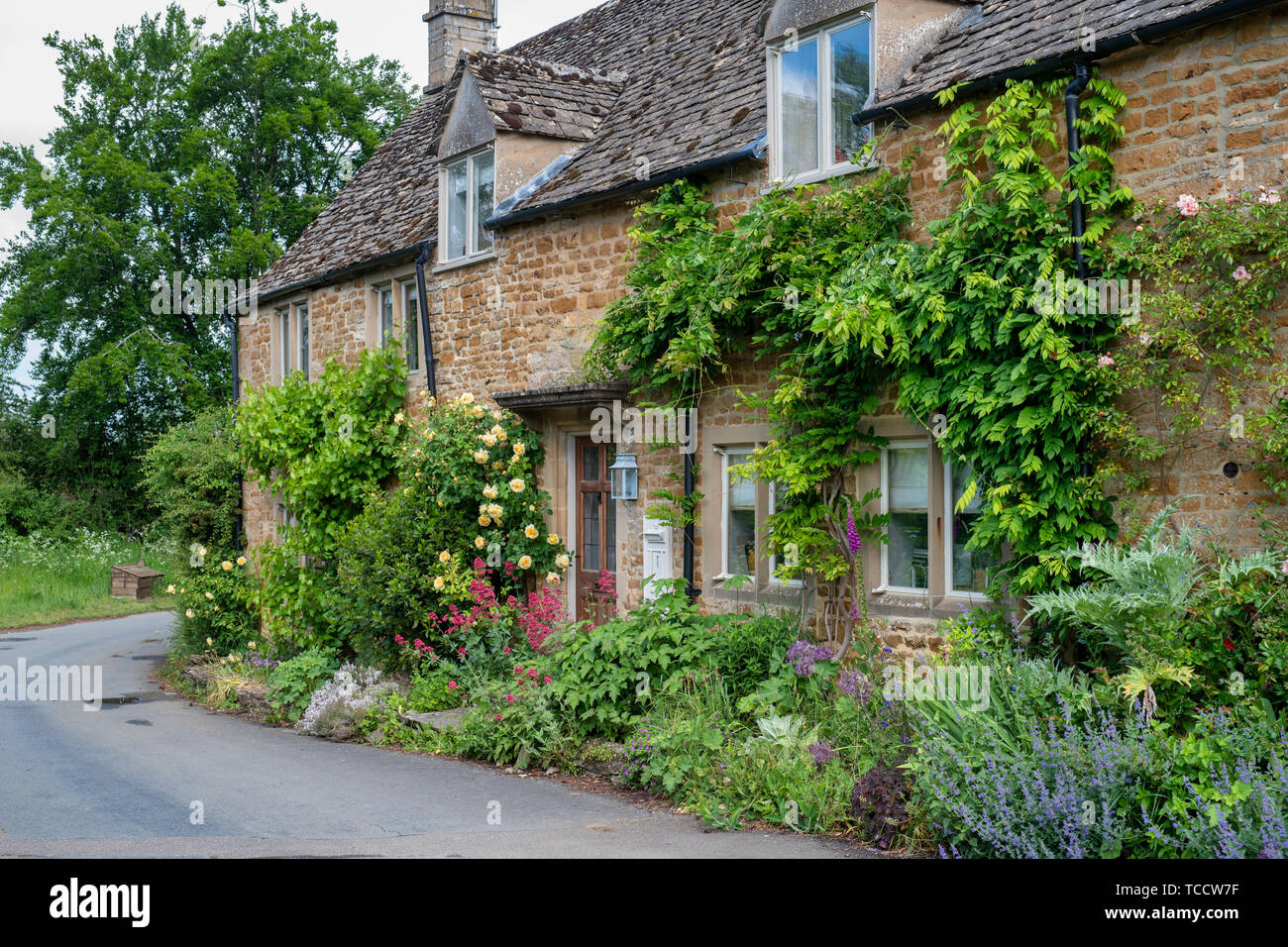 Cotswold cottage in Adlestrop village in the spring. Adlestrop ...