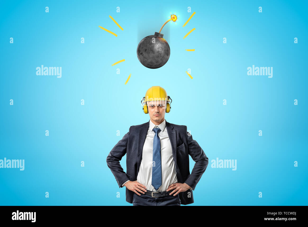 Man in yellow hard hat hi-res stock photography and images - Alamy