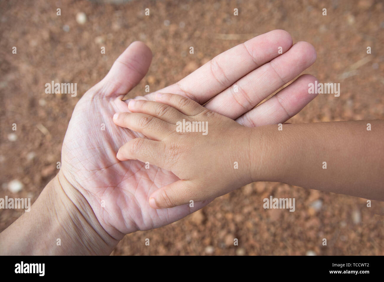 Kids shaking hands hi-res stock photography and images - Alamy
