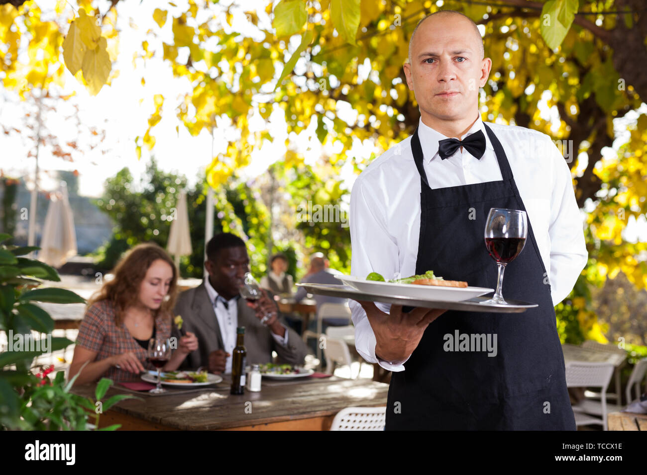 Restaurent waiter hi-res stock photography and images - Alamy