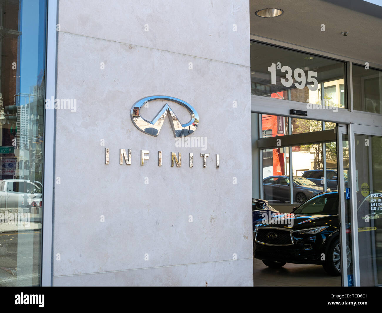 Car infiniti logo hi-res stock photography and images - Alamy
