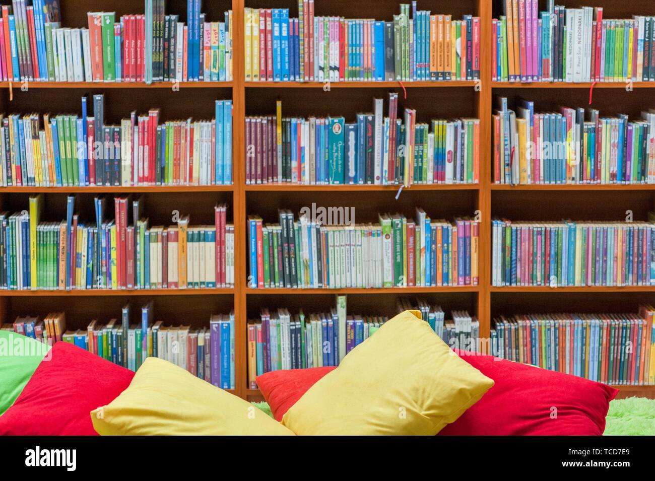 Full bookshelf hi-res stock photography and images - Alamy