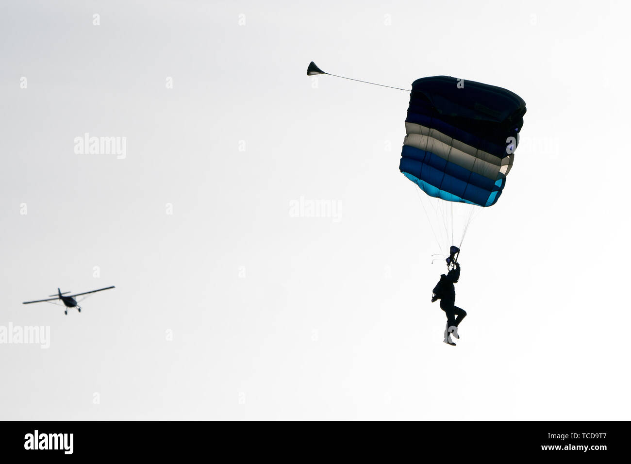 Parachute, plane, skydiver hi-res stock photography and images - Alamy