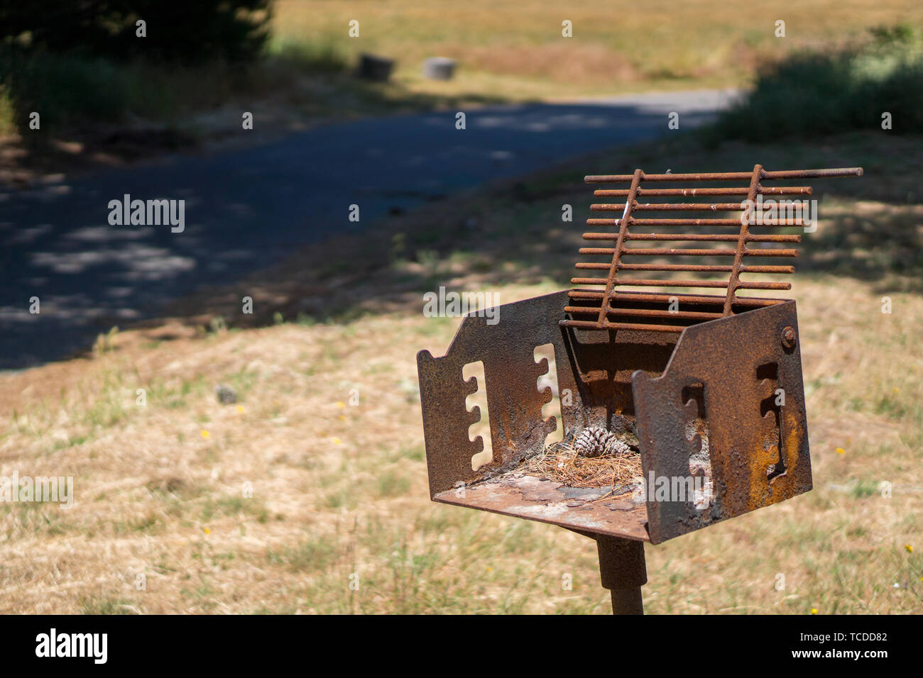 Old rusty barbecue hi-res stock photography and images - Alamy