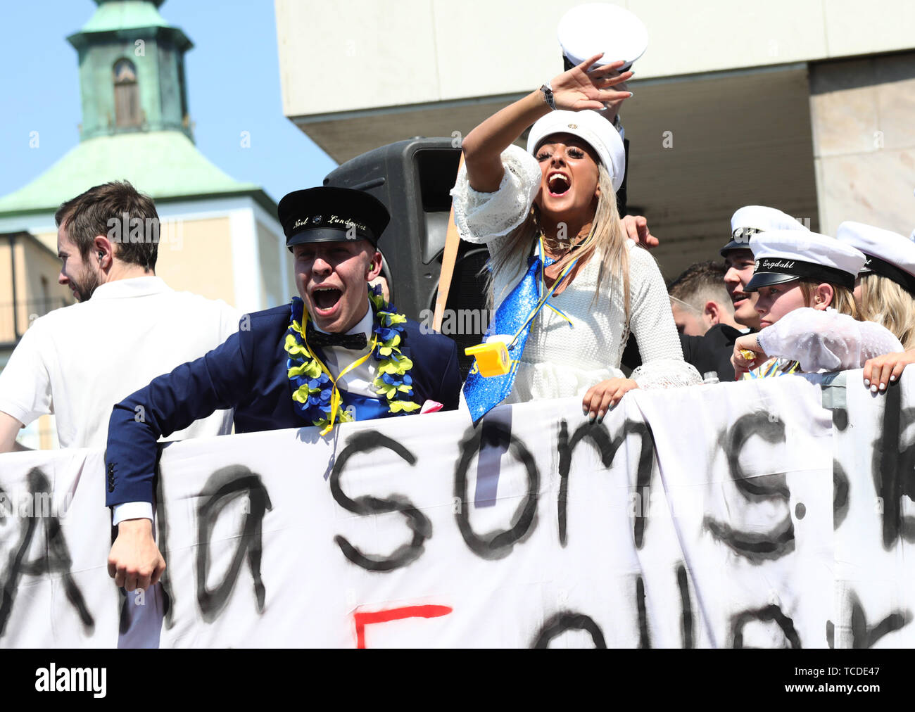 Glada studenter som tar studenten. Foto Jeppe Gustafsson Stock Photo ...