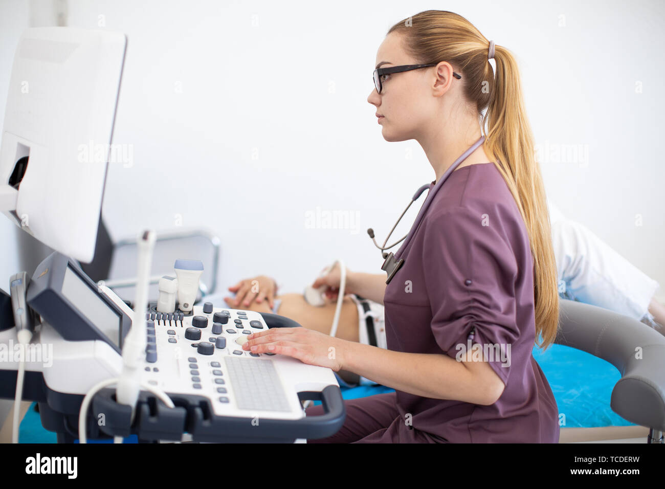 Gynecologist using ultrasound machine hi-res stock photography and ...