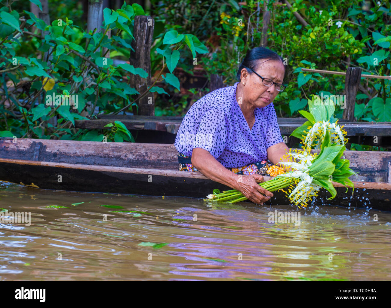 Intha girl hi-res stock photography and images - Alamy