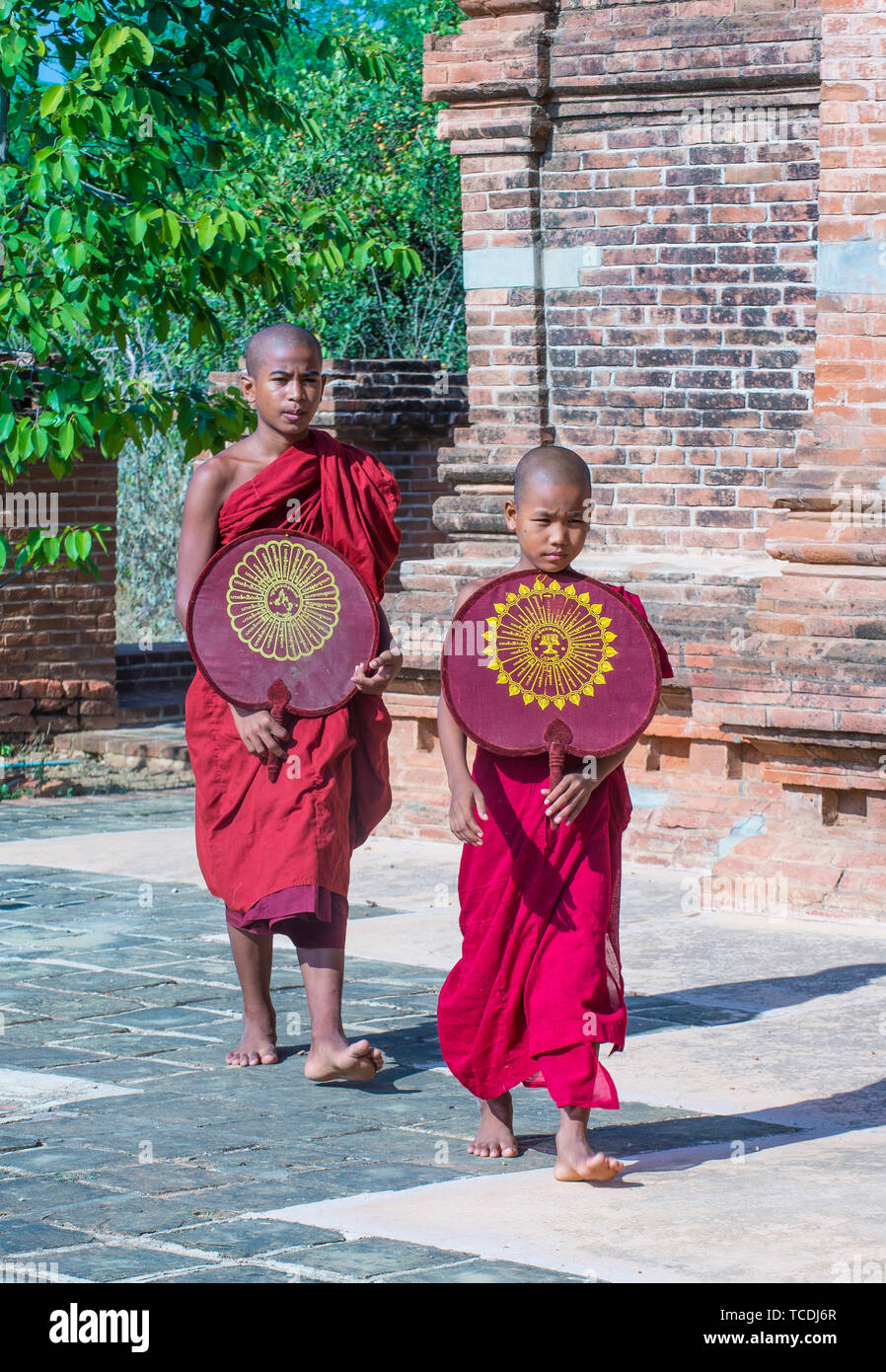 Novice monks at buddhist shrine hi-res stock photography and images - Alamy