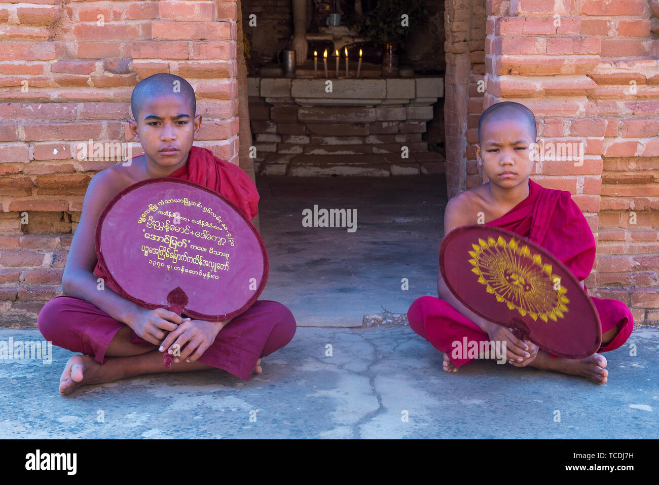 Novice monks at buddhist shrine hi-res stock photography and images - Alamy